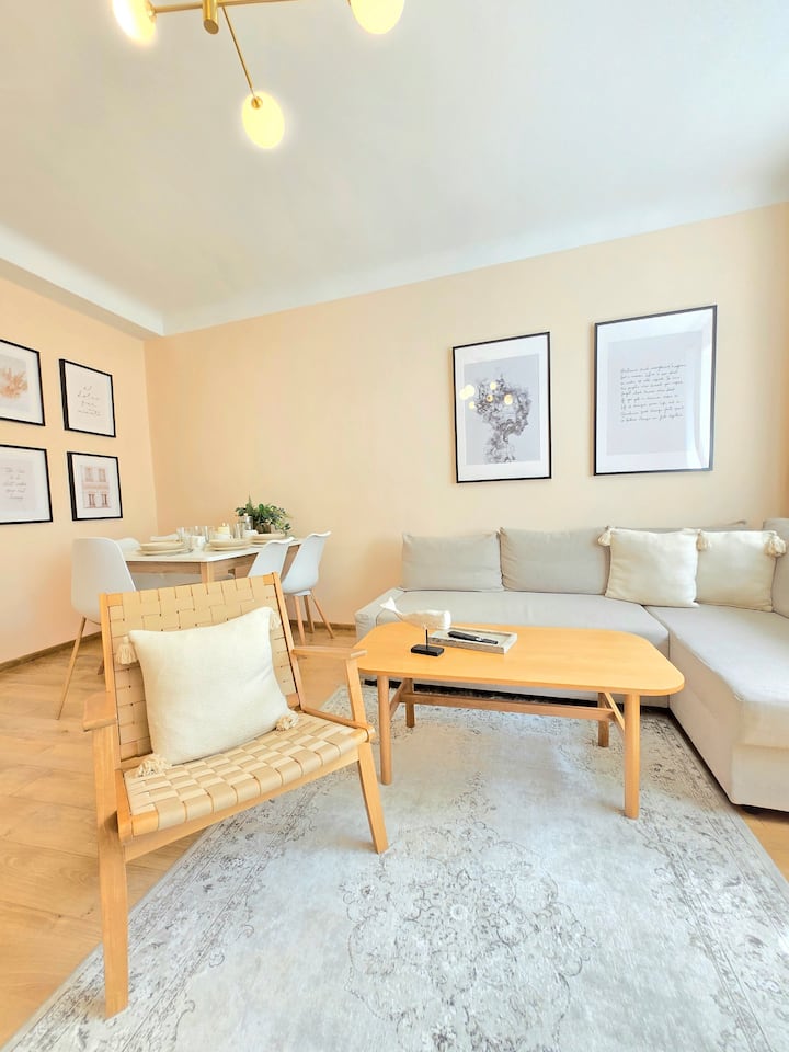Large 2 Bd Next To St.peter's  Church With A View - Riga