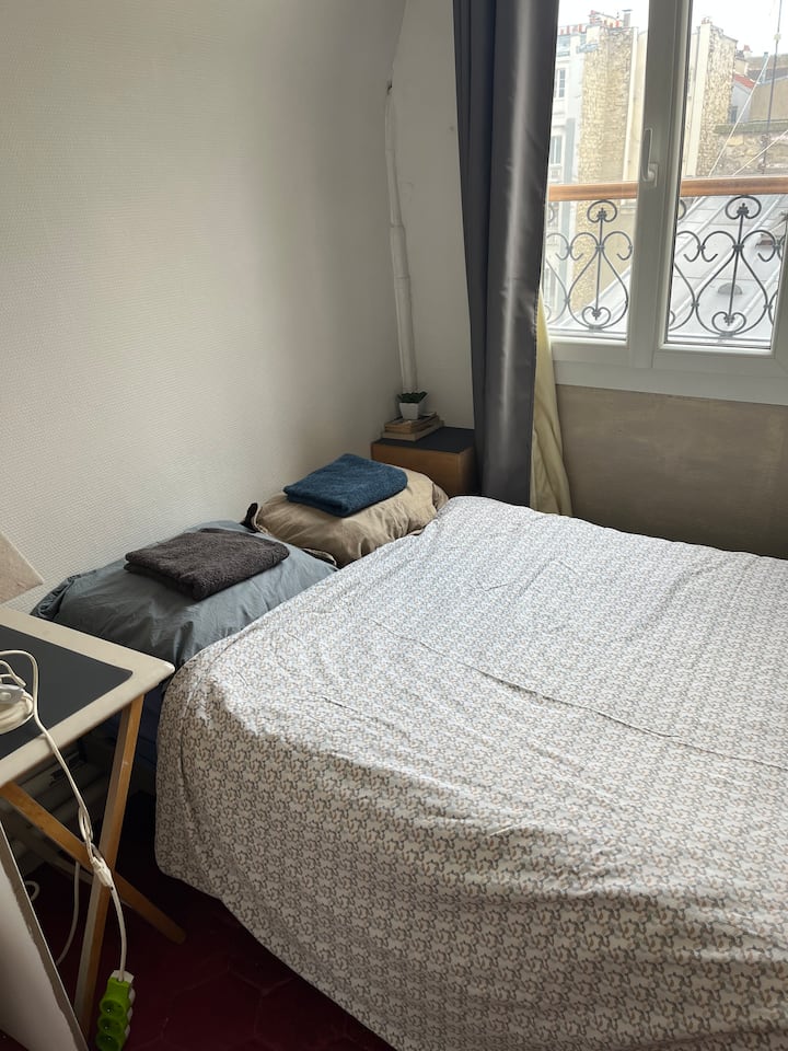 Très Petite Chambre Ensoleillée - Parijs