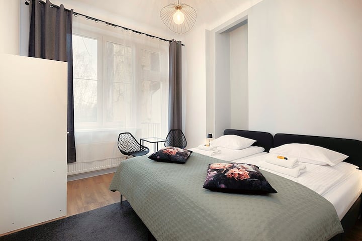 4 Bedrooms + 4 Bathrooms Apt With Balcony - Krakau
