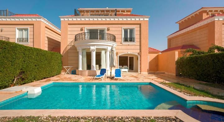 Luxury Villa With Pool View - 후루가다