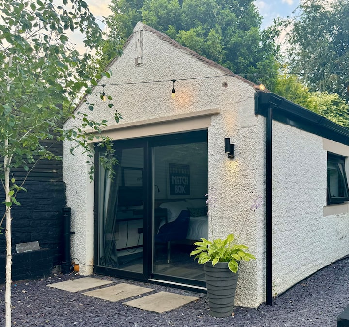 Modern Private & Renovated Mini Lodge - Leeds
