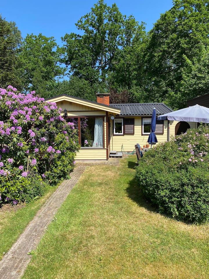 Mysigt Hus I Lugna Hemmeslöv. - Båstad