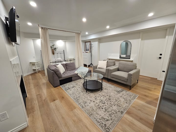 Mountain Side Studio - Kelowna