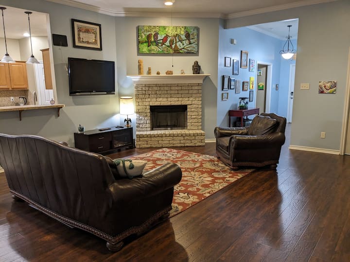 2/2 South College Station Home - Santa's Wonderland, College Station