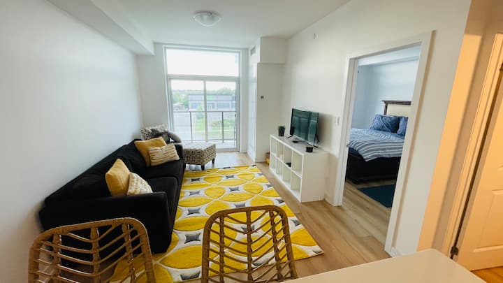 1bedroom + Den Condo - Burlington