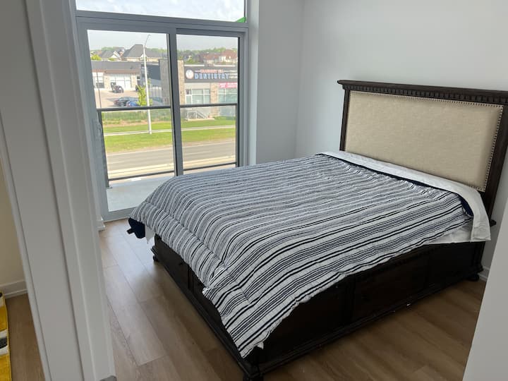 1bedroom + Den Condo - Burlington