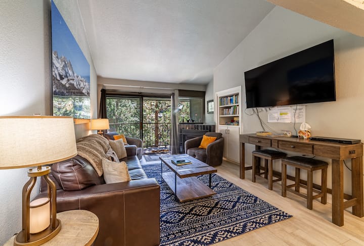 Guest Favorite! Spacious Remodeled 2/2 Mtn Views! - Mammoth Lakes