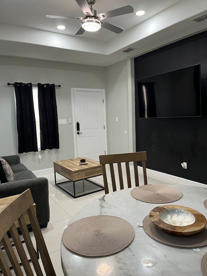 Majestic Apartment At Edinburg, Texas - Edinburg, TX