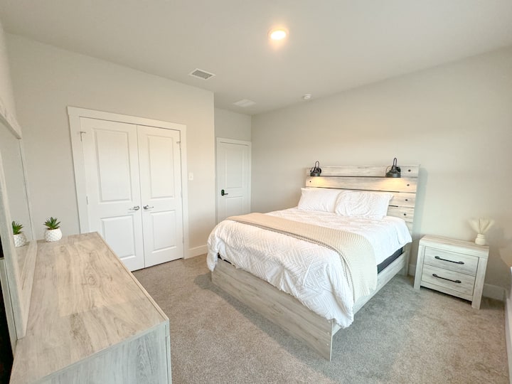 Modern Lake Home - Emerald Room - Frisco, TX