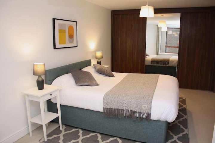 Spacious 2 Bed 2 Bath Apartment + Parking - Crawley