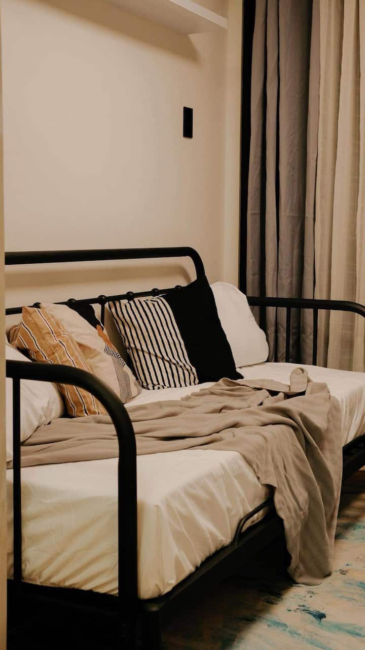 Studio Solace — A Studio Unit W Balcony In Qc - Valenzuela