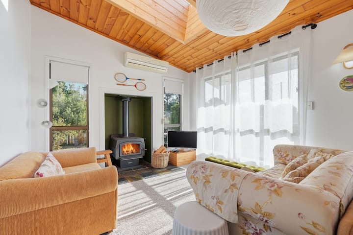 Cosy Shack - Steps From Beach - Tasmania