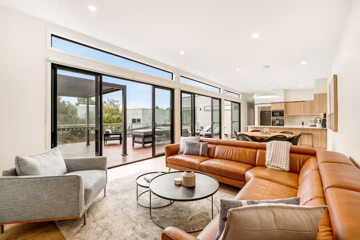 Beachfront, Luxury, Family Home In Opossum Bay - Hobart