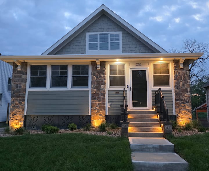 Colonial Style House- Minutes From Downtown Omaha - Council Bluffs, IA