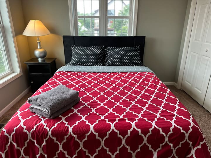Queen Bed | Dedicated Full Bath - Edina, MN