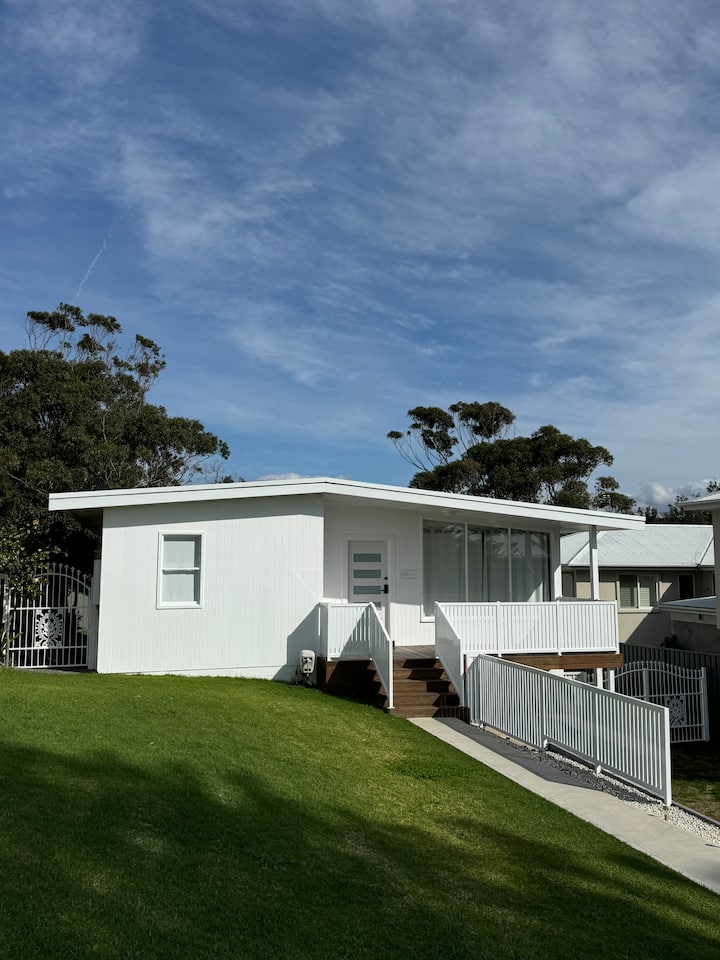 Sunny Rose: Home Steps To The Beach 
Spacious Yard - Shellharbour
