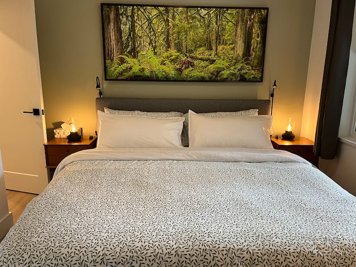 Evergreen Escape~at Trails Edge
King Hemlock Suite - Bowen Island