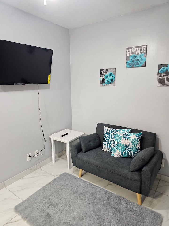 Queens Court, Unit 4- Upstairs - Nasáu