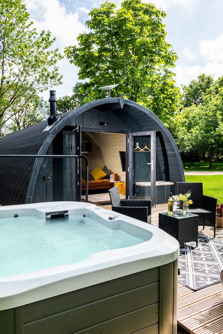 Foxes Den | Hot Tub Stay In The Cotswolds - Cotswolds