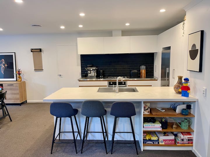 Modern, Spacious, 3 Bedroom Home - Wellington