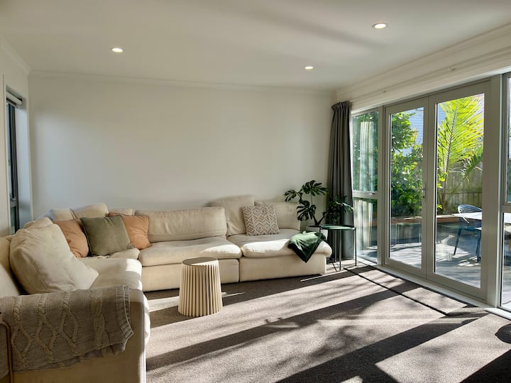 Modern, Spacious, 3 Bedroom Home - Wellington