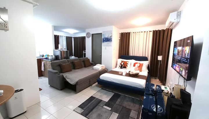 Minimalist Family Condo - Ek, Relax, Swim & Stream - Biñan