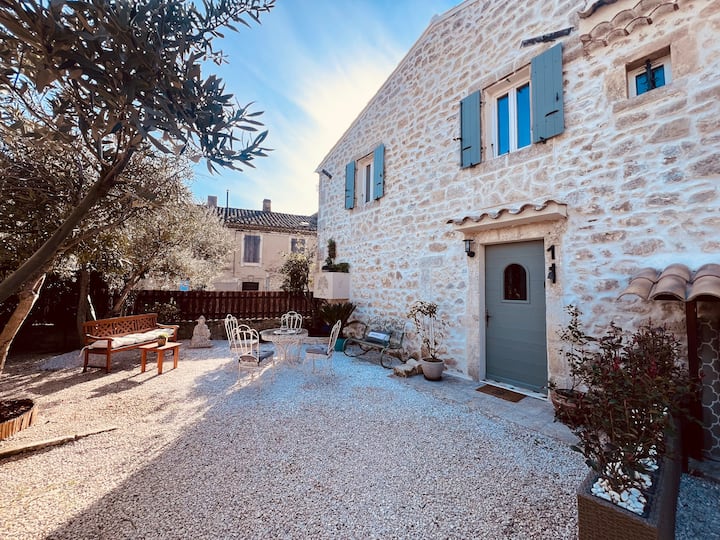 La Bohème 1 : Belle Maison Provençale T2, Côté Rue - Maussane-les-Alpilles