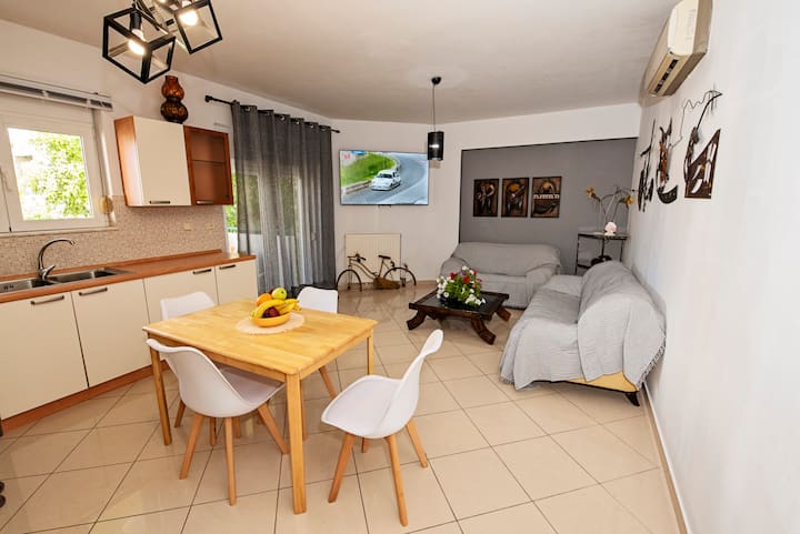 Avant Garde Downtown Apartment - Rhodes