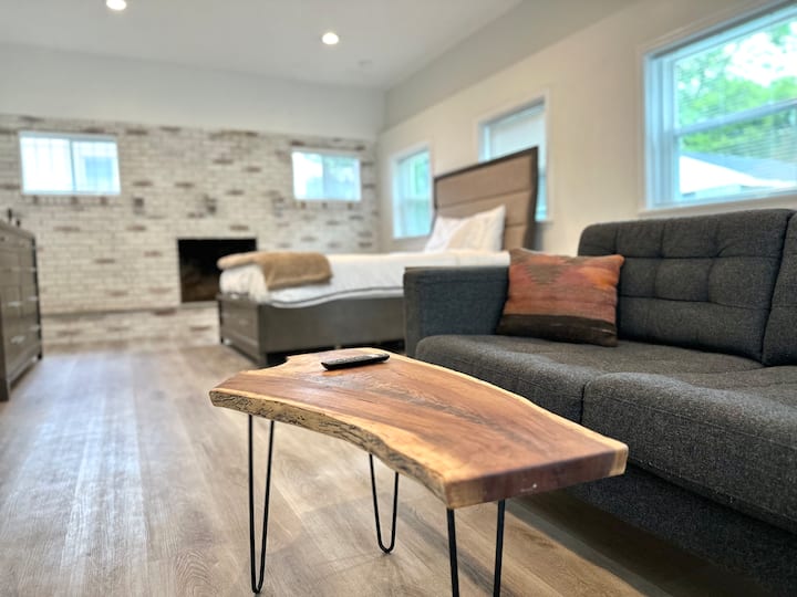 Spacious High Ceiling Studio - Bethesda, MD