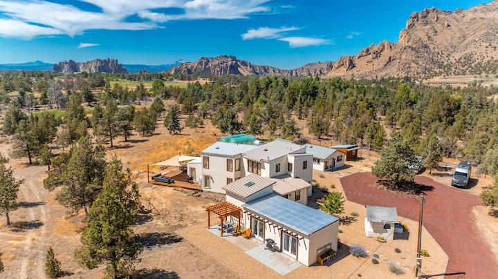Smith Rock Getaway: Peacocks And Views! - Smith Rock State Park, Oregon