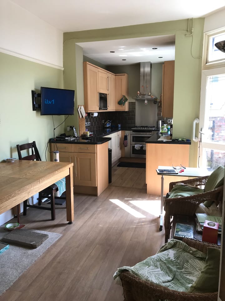 Spacious Double Bedroom In A Large Town House - Guernsey