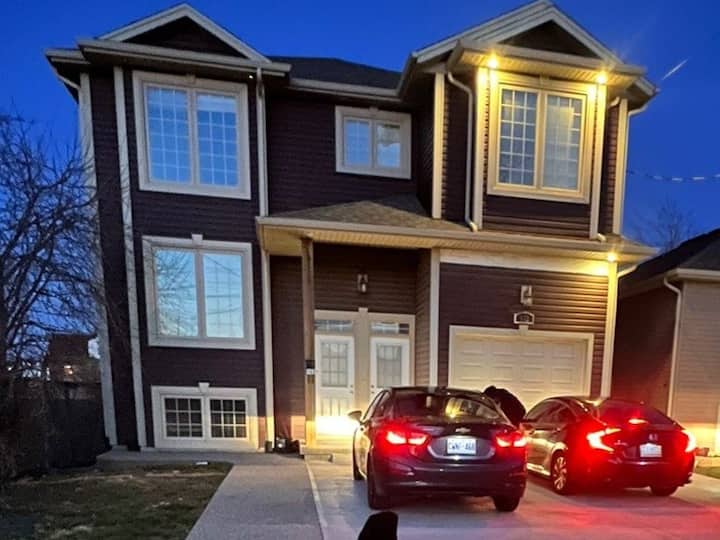 Stunning Detached Six-bedroom House. - St. Catharines