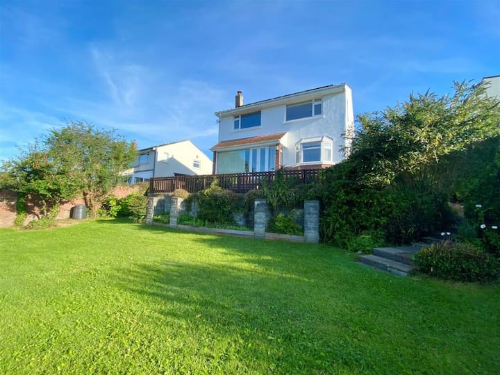 Family-friendly Home W/ Large Garden & Parking - North Devon District