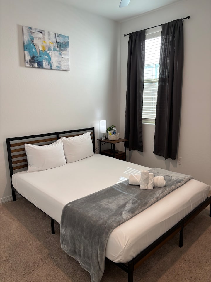 Peaceful Queen Room #4 Near State Farm Stadium - Glendale, AZ