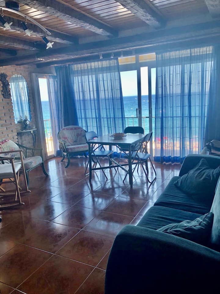 A Platja D’aro Davant Del Mar - Palamós