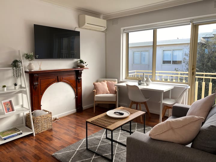 Central St Kilda Stay |Walk To Beach & Attractions - Bayside City