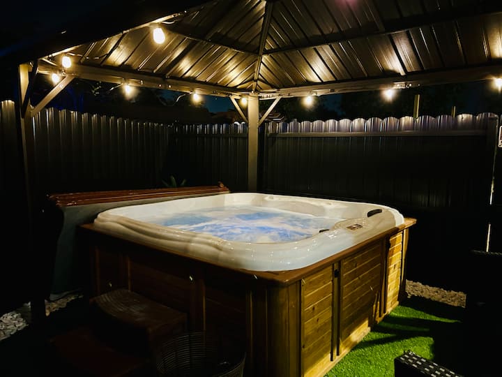 Little Haven + Hot Tub (St Pete) - Pinellas Park, FL