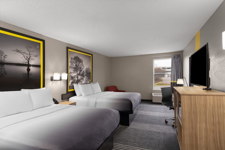 4 Separate Hotel Rooms With Attached Bathroom - Chattanooga, TN