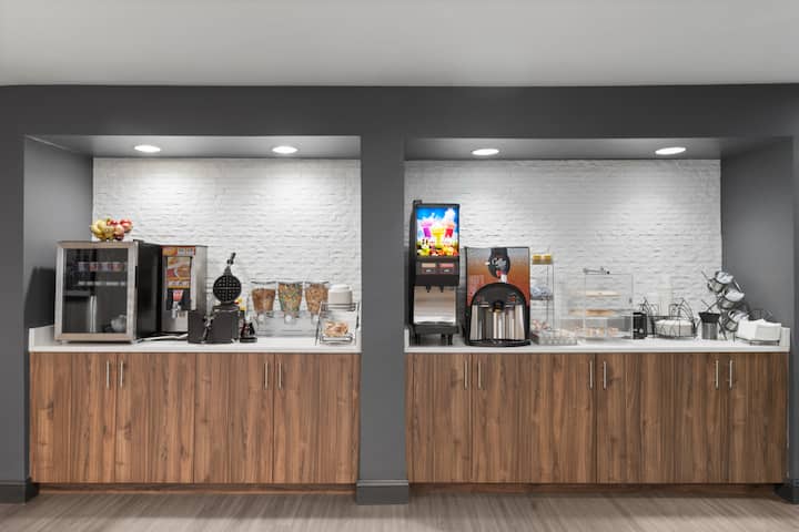 2 Separate Hotel Rooms With Attached Bathroom - Chattanooga, TN