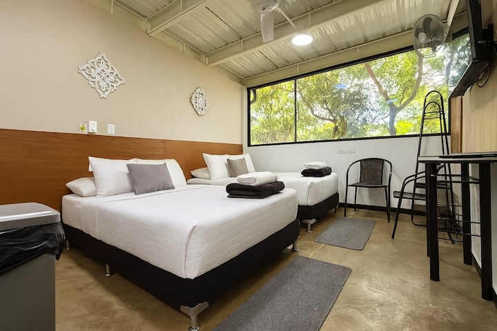 Comodo Para 3 Personas, Unidad Deportiva De Belen - Medellín, Colombia