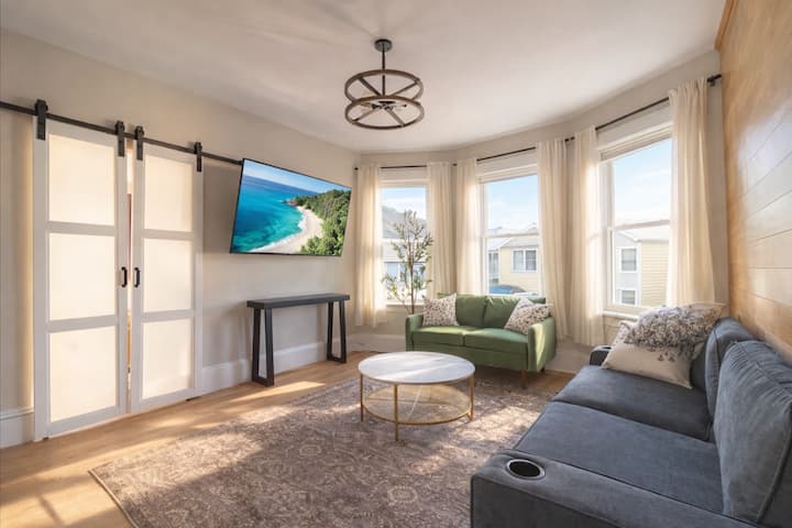 Charming 4-bdr - Walk To Downtown & Free Parking! - Salem, MA