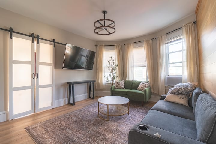 Charming 4-bdr - Walk To Downtown & Free Parking! - Marblehead, MA