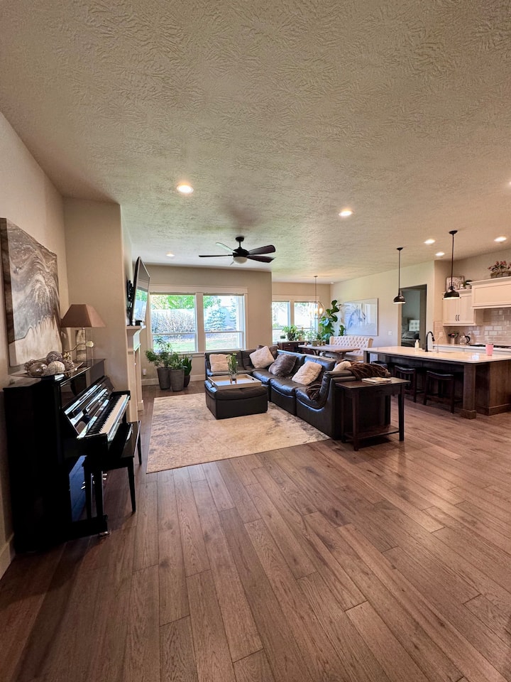 Pet-friendly Home, Backyard + 1-car Garage Parking - Meridian, ID