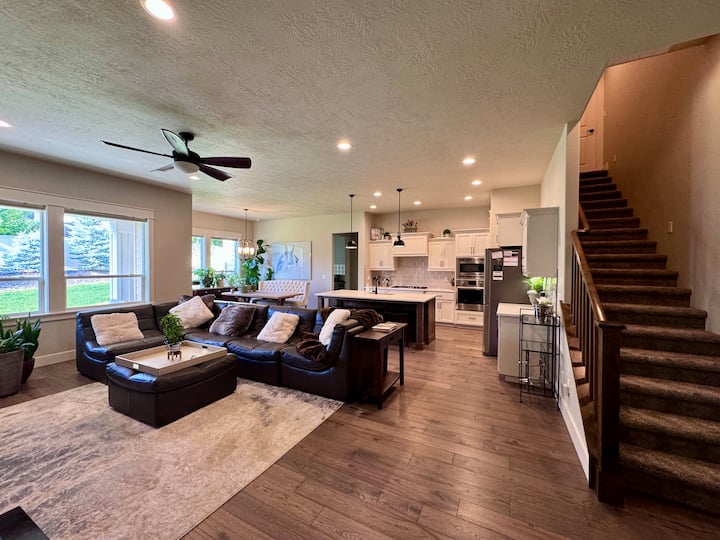 4br/3ba Clean, Spacious, Pet-friendly. Sleeps 12. - Meridian, ID