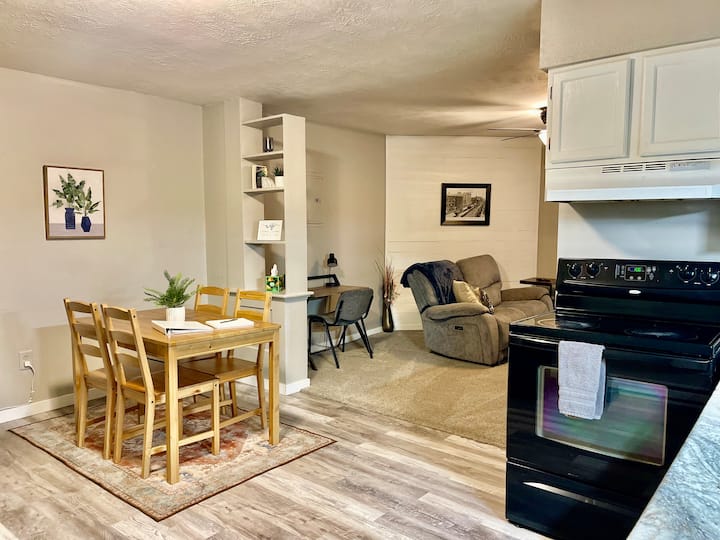 Stay On Spring #3 • Cozy • Pet-friendly • Downtown - Sioux Falls, SD