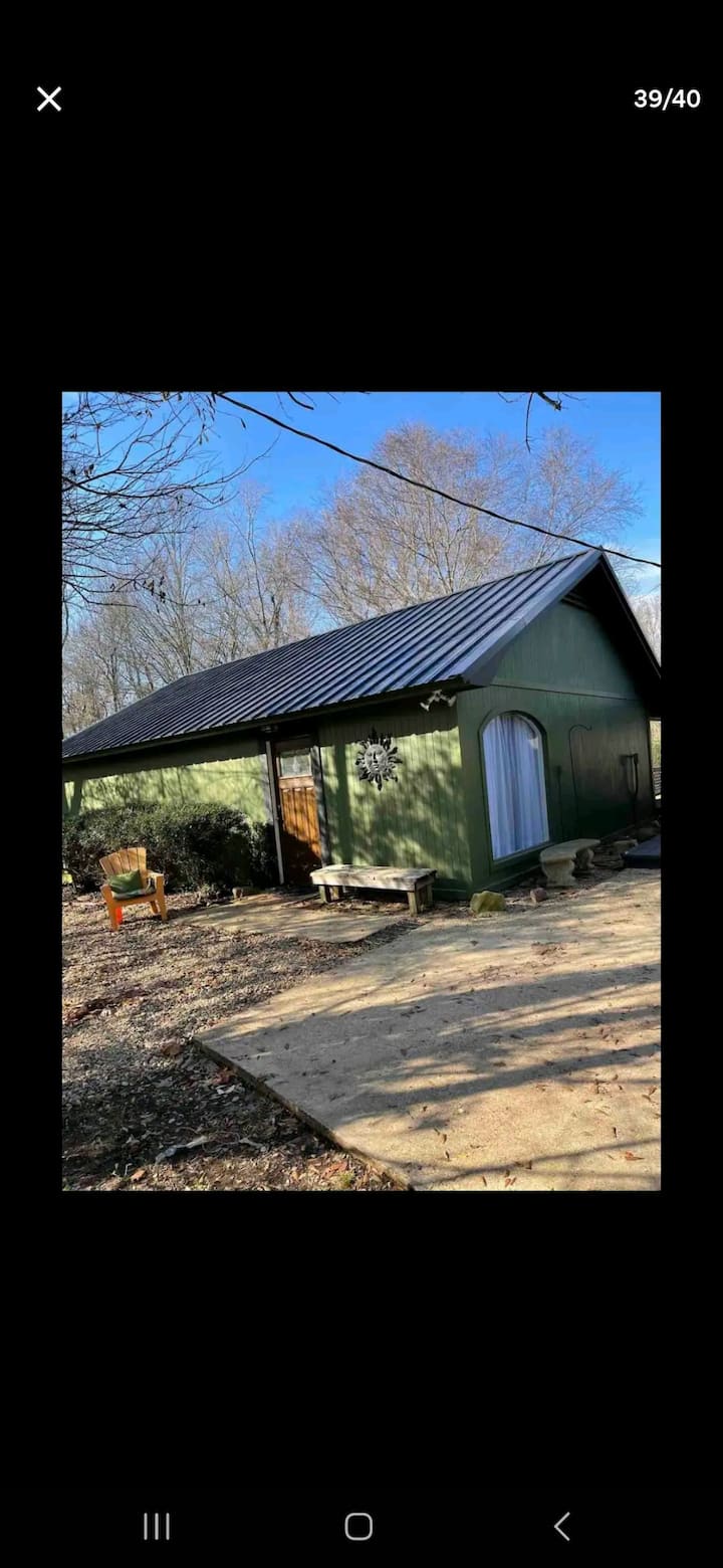 Conveniently Located Kings Carriage House - Texarkana, TX