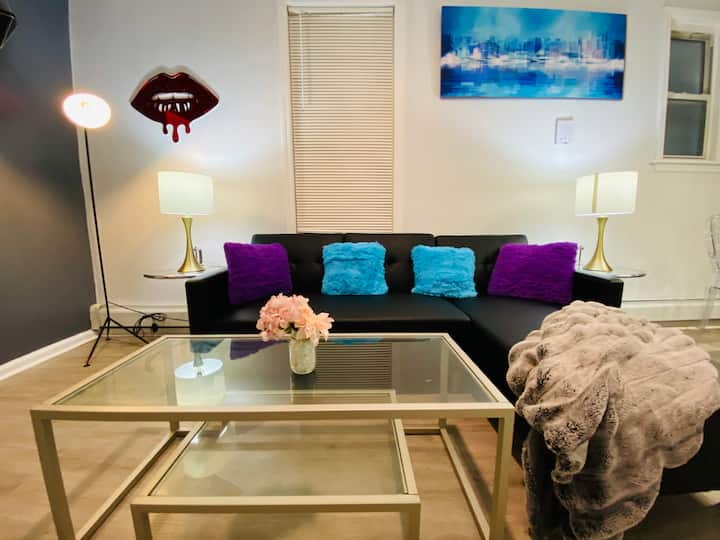 Chic 2-br Getaway W/ Backyard - The Bronx, NY