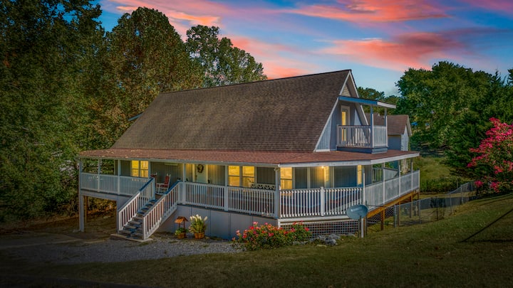 Fancy Farmhouse * Wrap Around Deck* Theater* Bbq!* - Sevierville, TN