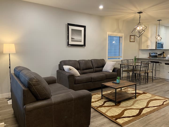 Exquisite 3 Br Villa With Double Garage-king Bed - Regina