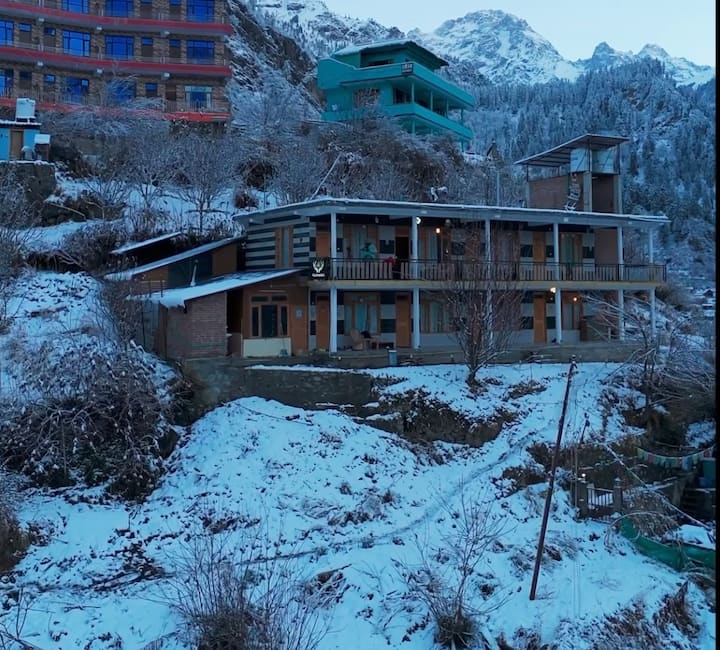 Yellowjackets Hostel, Tosh. - Tosh